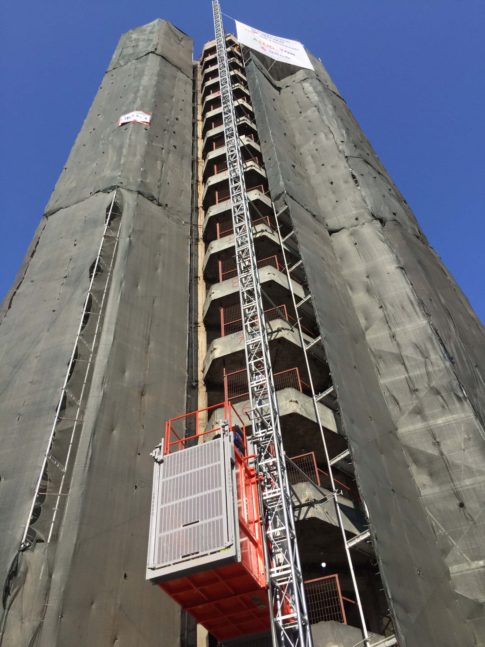 HP 1500EA Load and Personnel Elevator